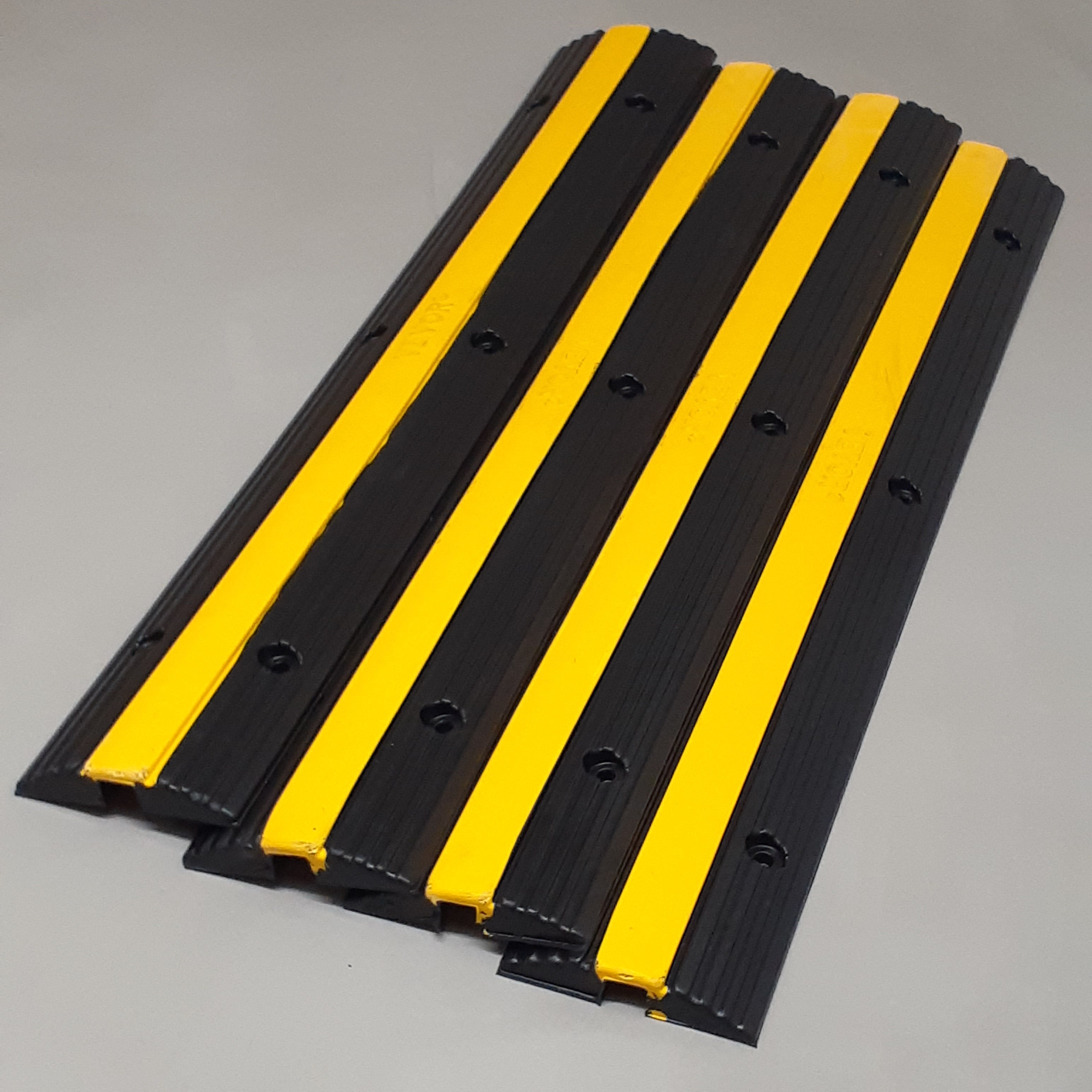 ZA@ VEVOR 4 Pack! Channel Cable Protector Ramp Speed Bump Black/Yellow ...